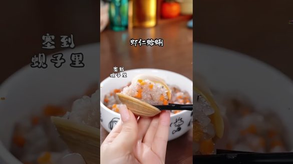 Shrimp cooked and placed inside a seashell 🦐🐚 #seafood #shortsvideo # ...